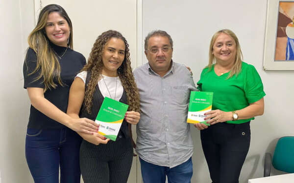 Issec recebe versão impressa do Guia Saúde 2022/2023 - Instituto de ...